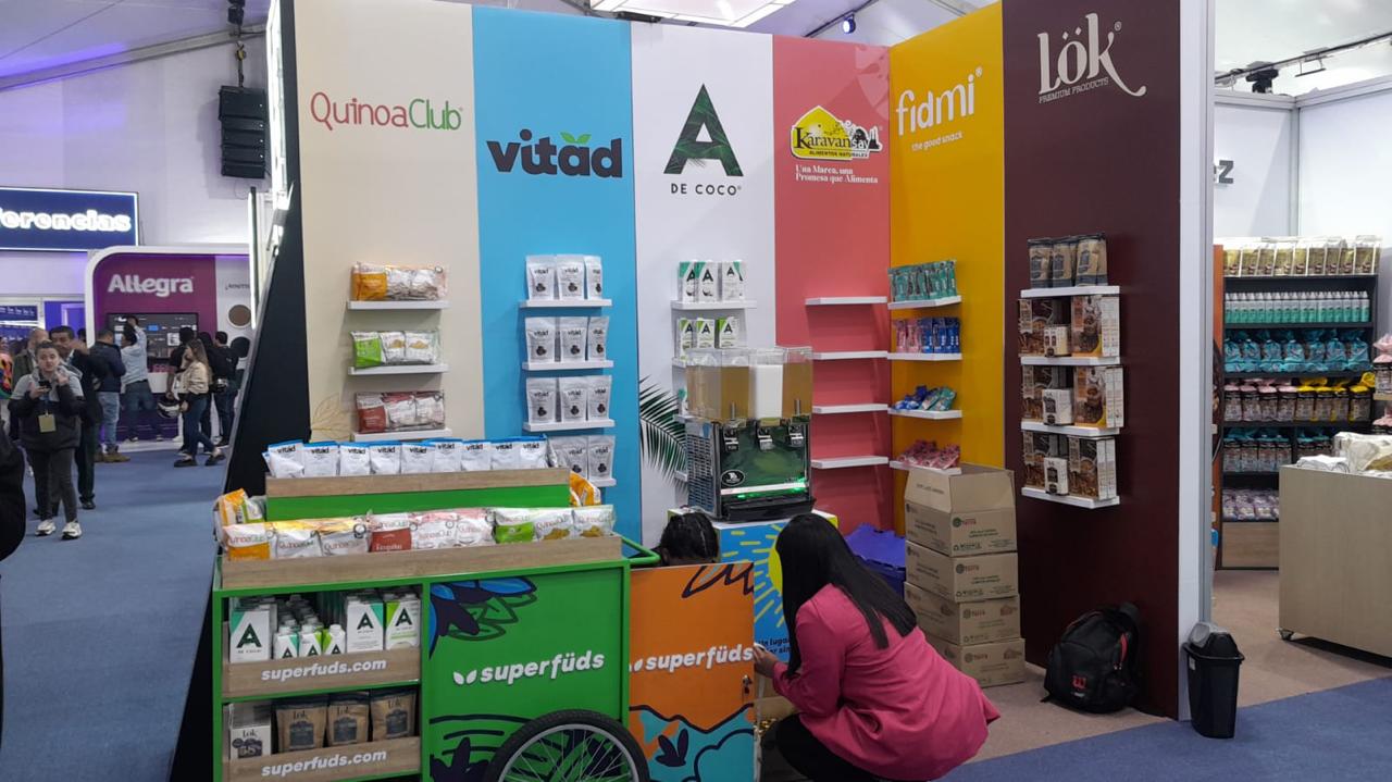 Stands con repisas flotantes para exhibición de producto - Cartongroup